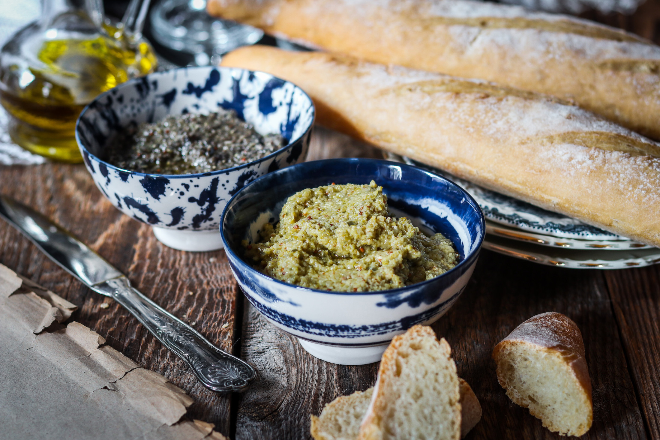 Tapenáda noir a tapenáda verte na domácej francúzskej bagete